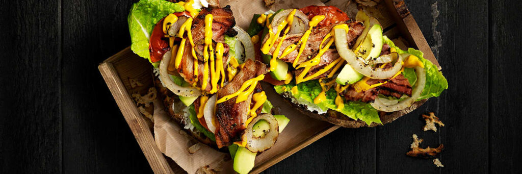Grillat surdegsbröd med färskost, avokado och grillat rimmat fläsk ...
